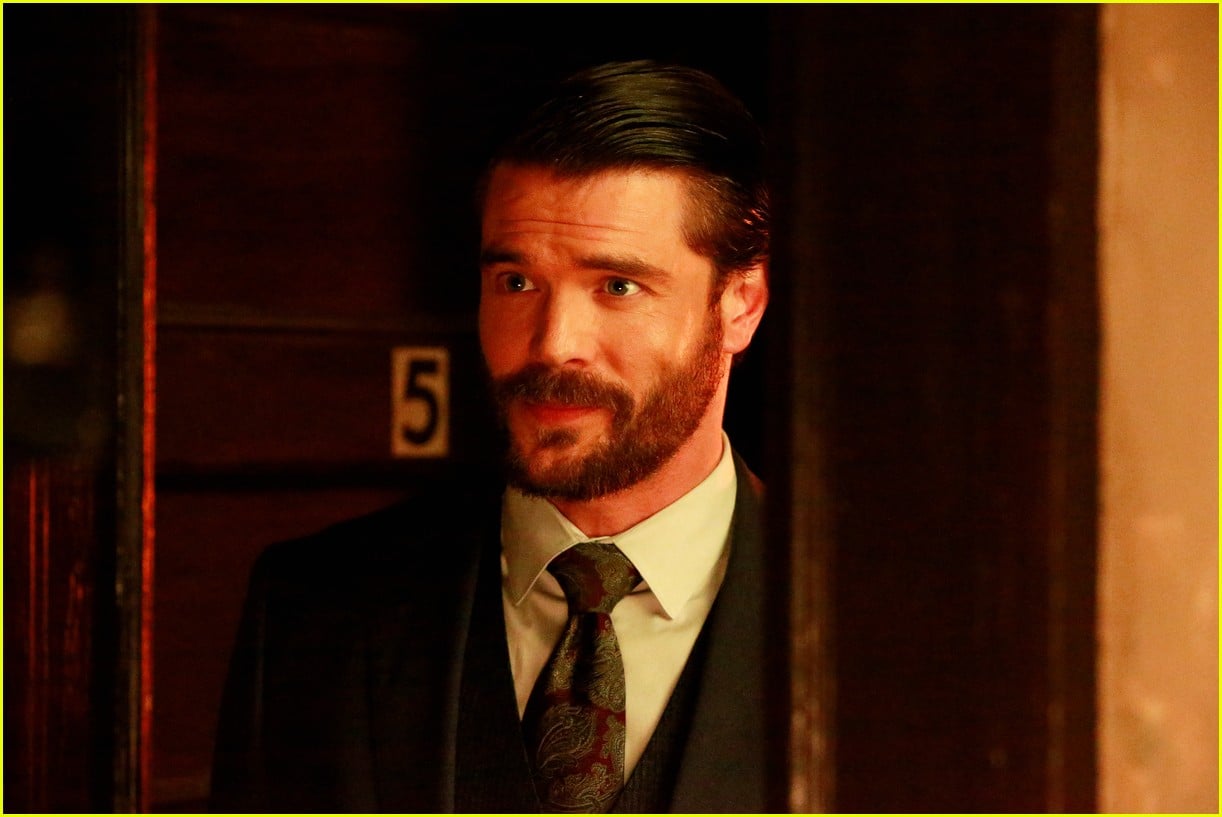 Shirtless Charlie Weber Shaves Off Beard & Hair for 'How to Get Away ...