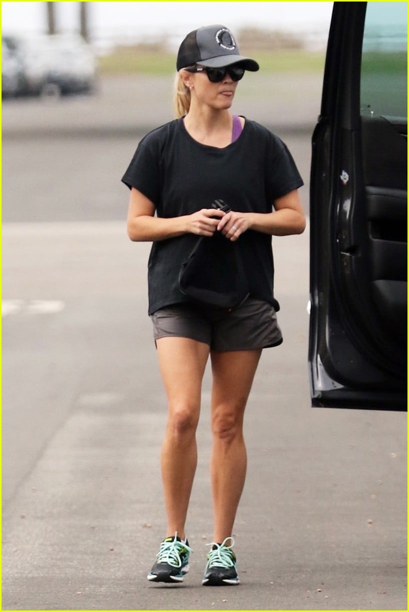 Reese Witherspoon Sings Rihanna & Calvin Harris Hit as a Bumble Bee ...