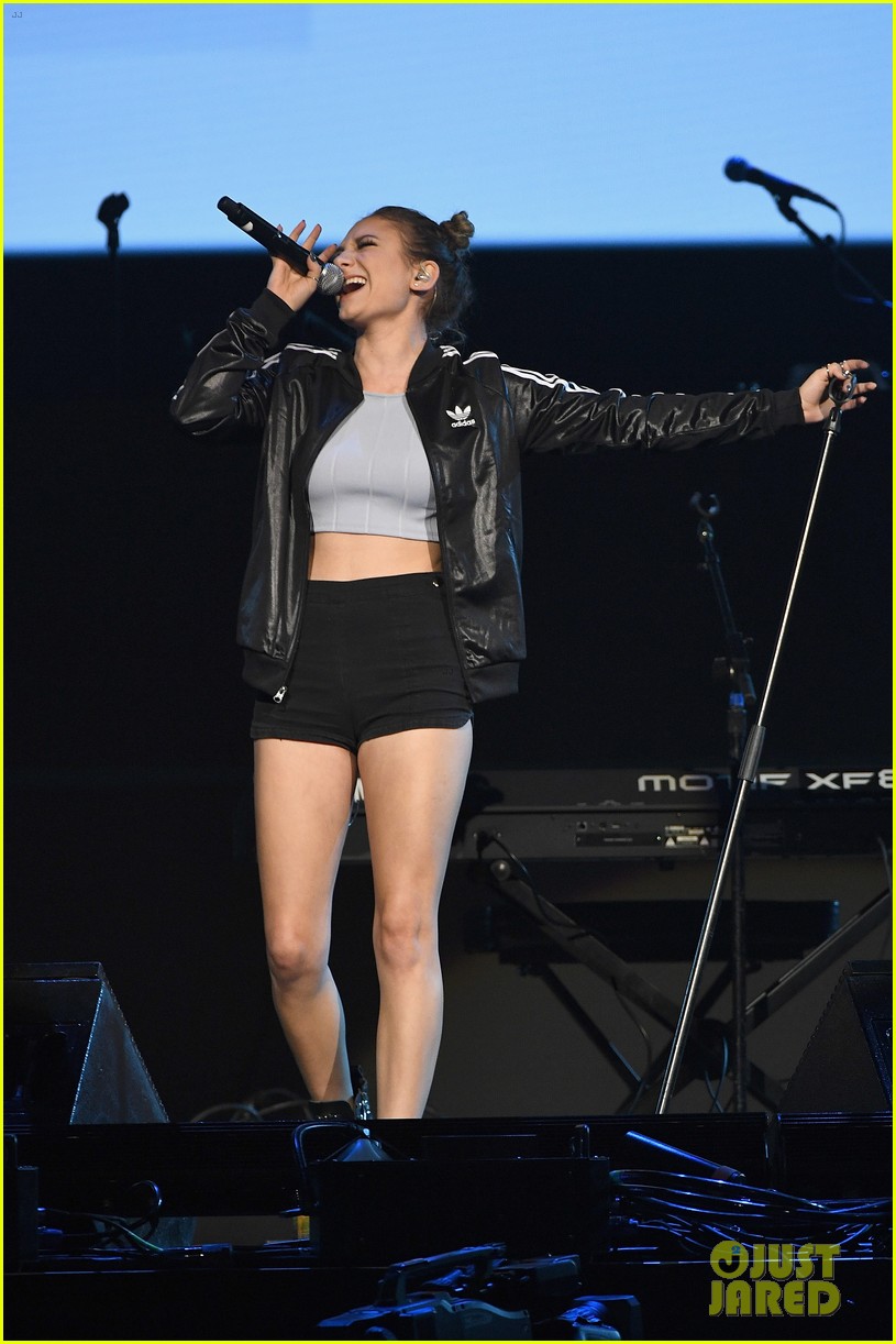 Anna Kendrick & More Stars Watch Fergie Perform at Mohegan Sun's 20th ...