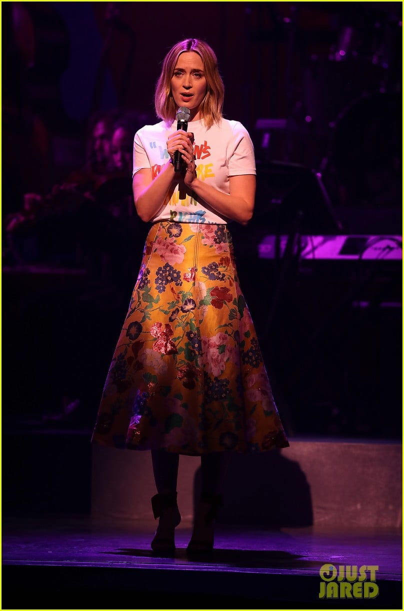Anne Hathaway & Sarah Jessica Parker Showcase Their Vocal Talents at ...