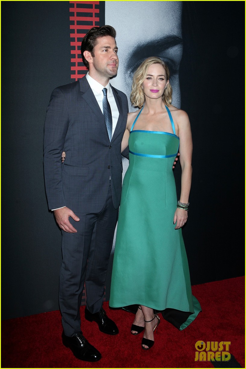 Emily Blunt Premieres 'Girl On the Train' in NYC with Justin Theroux ...