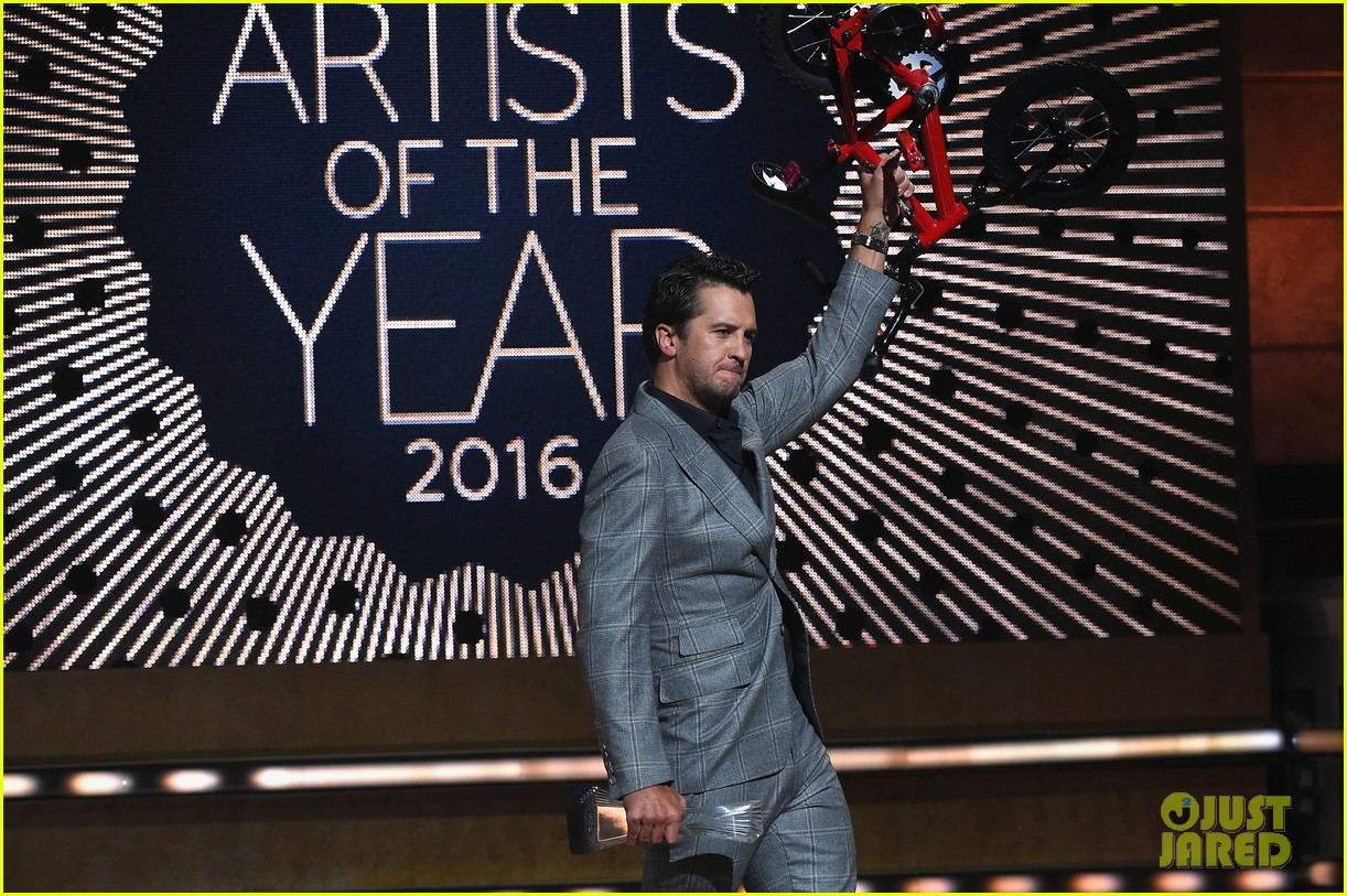Luke Bryan & Thomas Rhett Buddy Up At CMT's Artists of the Year Awards ...