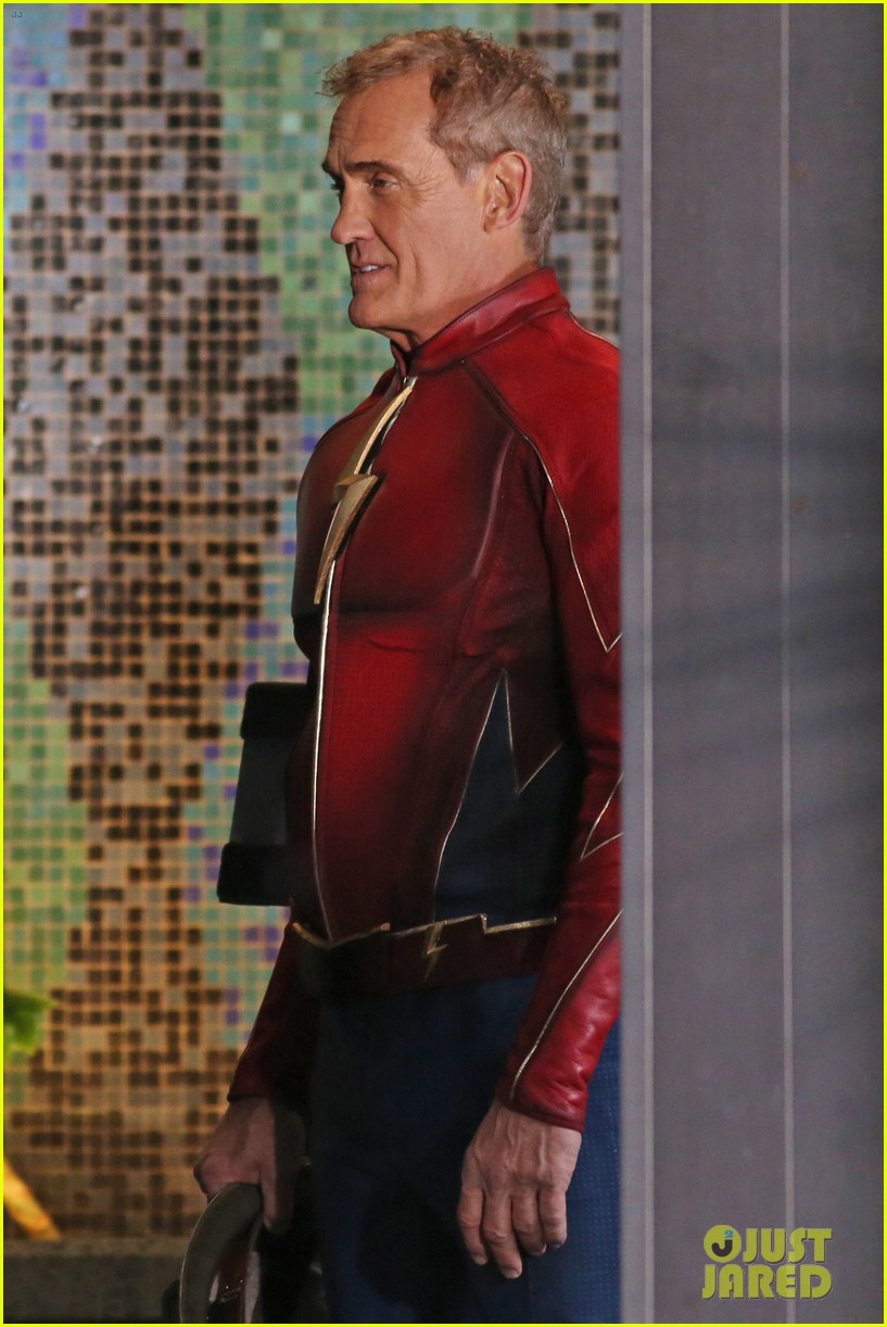 Mark Hamill Returns to 'The Flash' as Trickster in New Set Photos ...