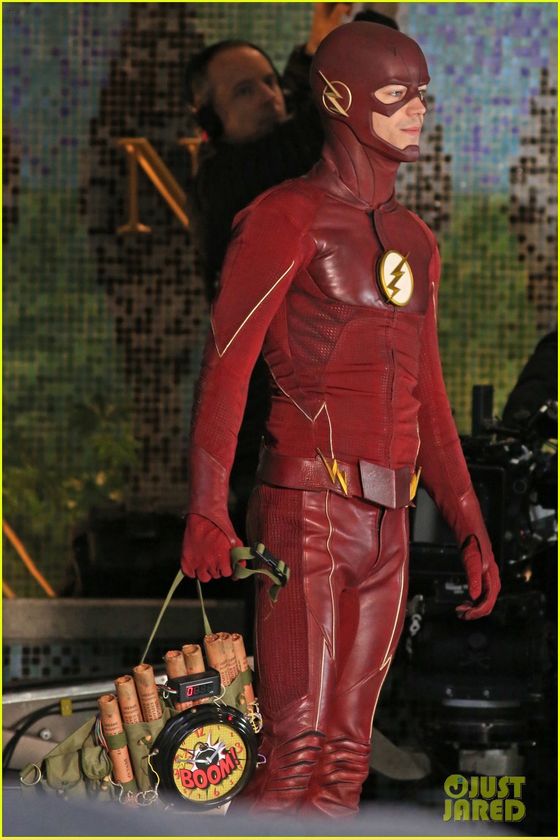 Mark Hamill Returns to 'The Flash' as Trickster in New Set Photos ...