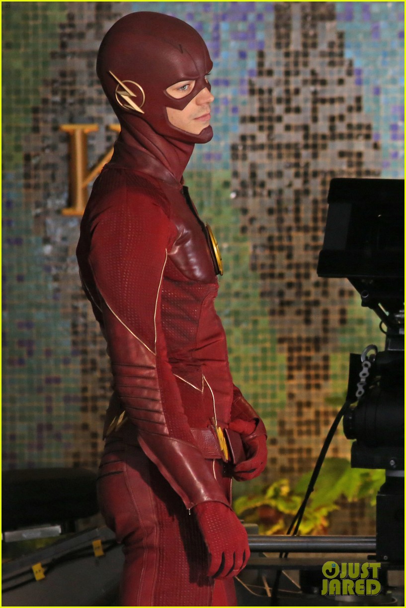 Mark Hamill Returns to 'The Flash' as Trickster in New Set Photos ...