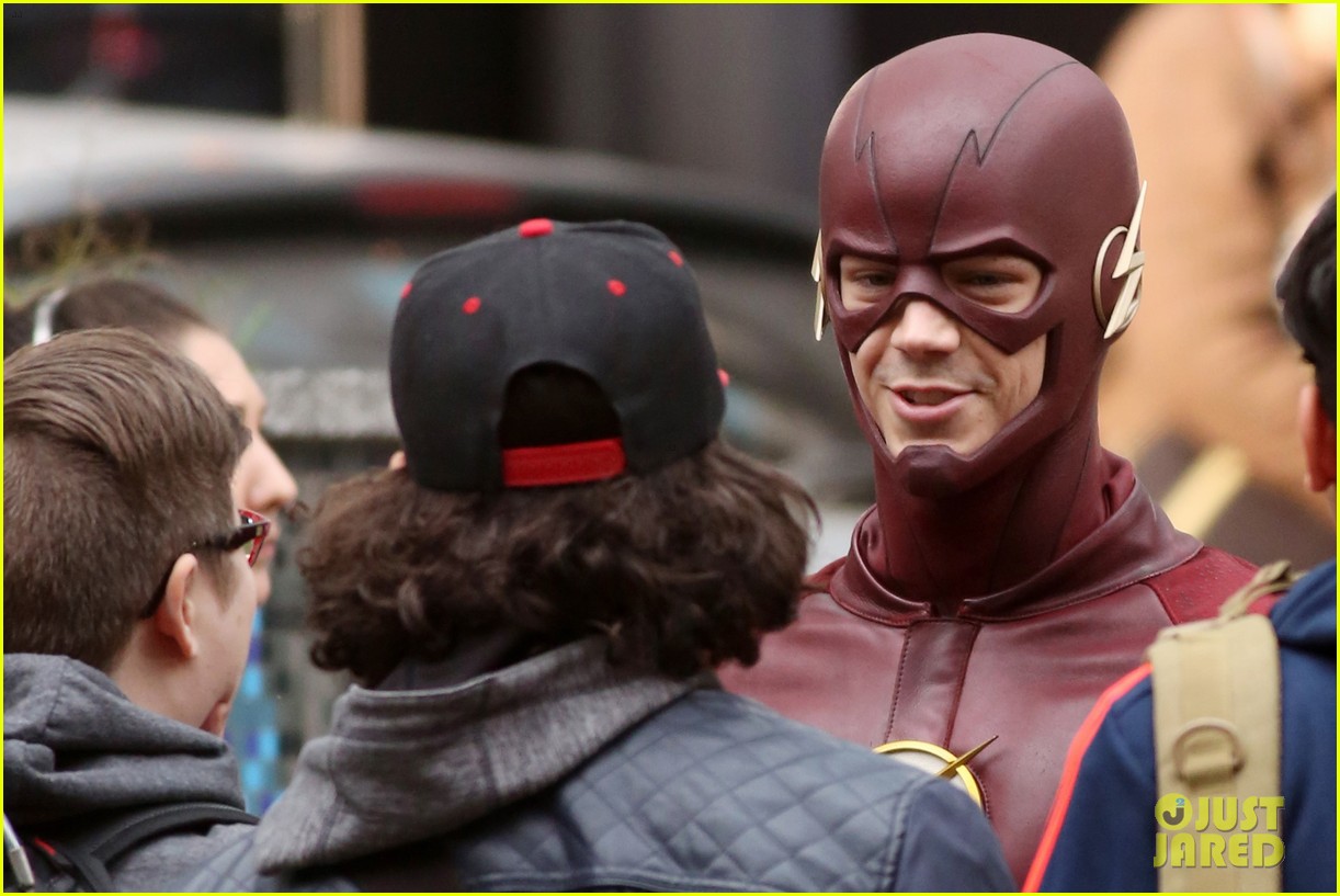 Mark Hamill Returns to 'The Flash' as Trickster in New Set Photos ...