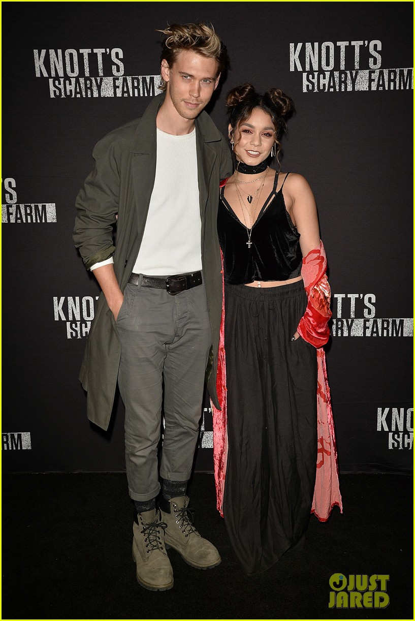 Vanessa Hudgens & Austin Butler Brave the Scares at Knott's Scary Farm ...