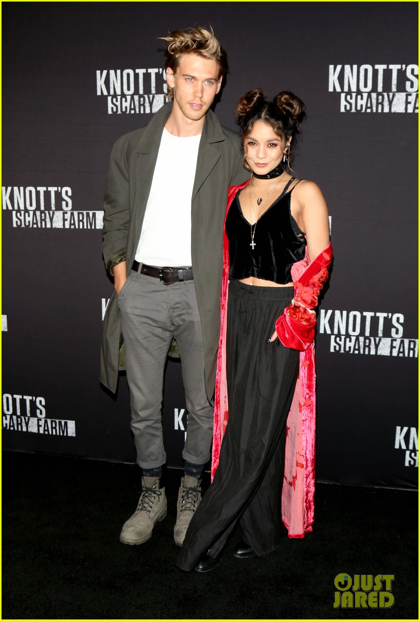 Vanessa Hudgens & Austin Butler Brave the Scares at Knott's Scary Farm ...