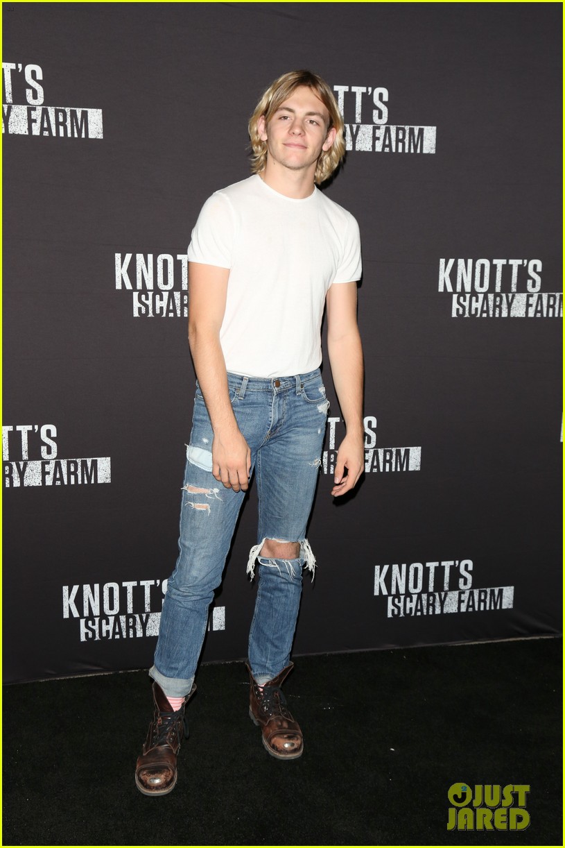 Vanessa Hudgens & Austin Butler Brave the Scares at Knott's Scary Farm ...