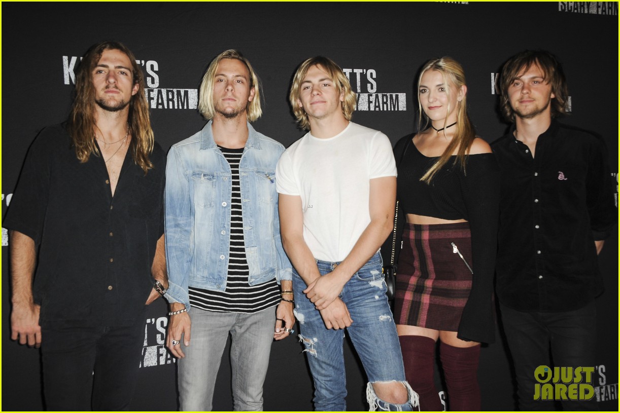 Vanessa Hudgens & Austin Butler Brave the Scares at Knott's Scary Farm ...