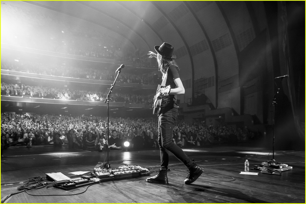 James Bay Plays to Sold-Out Crowd at Radio City Music Hall: Photo ...