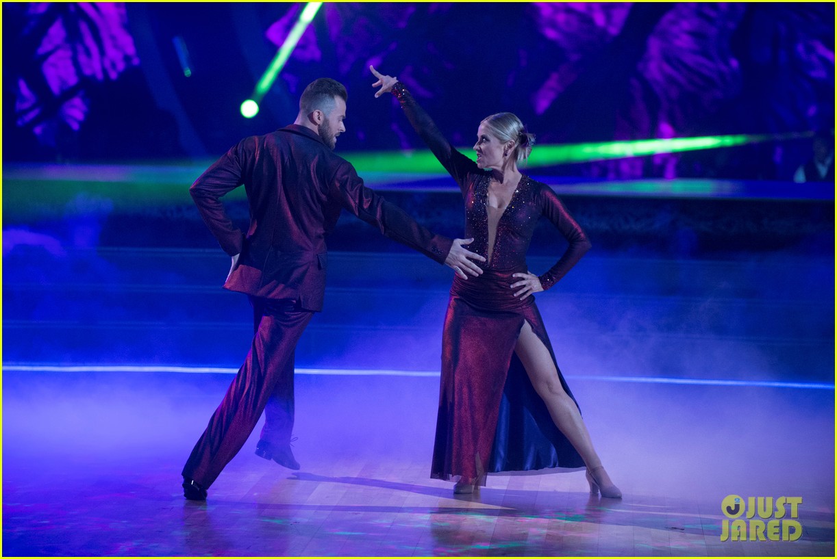 Maureen McCormick Dances with Cirque du Soleil for 'DWTS' Week 4 ...
