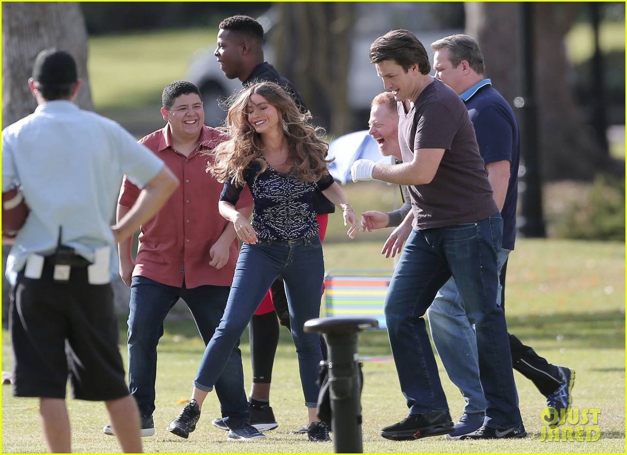 'Modern Family' Cast Plays Football For Thanksgiving Episode: Photo ...