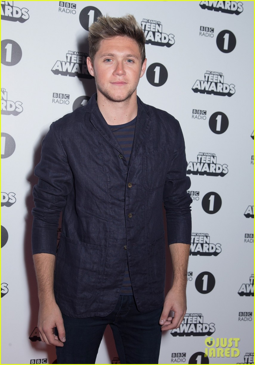 Niall Horan Makes Surprise Appearance at BBC Radio 1 Teen Awards ...