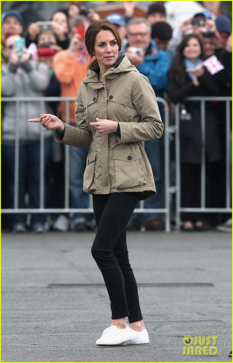 Prince William & Kate Middleton Wave Goodbye to Canada With Prince ...