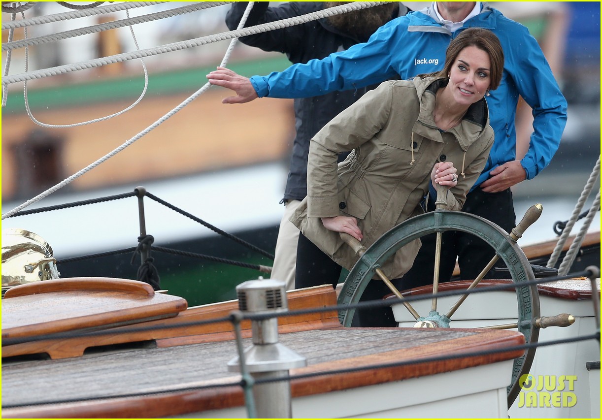Prince William & Kate Middleton Wave Goodbye to Canada With Prince ...