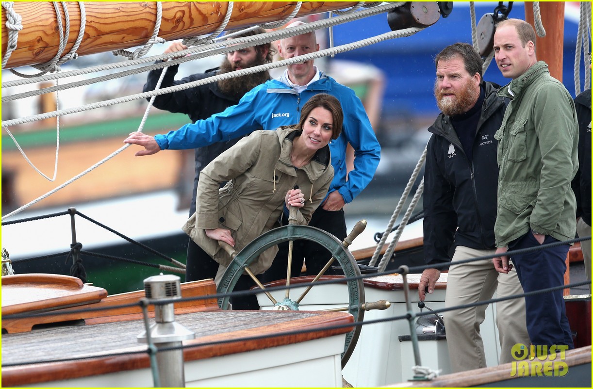 Prince William & Kate Middleton Wave Goodbye to Canada With Prince ...