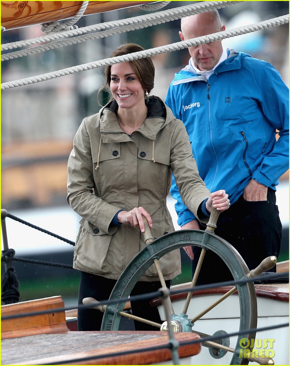 Prince William & Kate Middleton Wave Goodbye to Canada With Prince ...