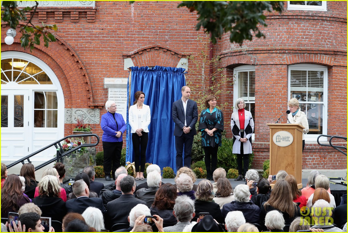 Prince William & Kate Middleton Wave Goodbye to Canada With Prince ...