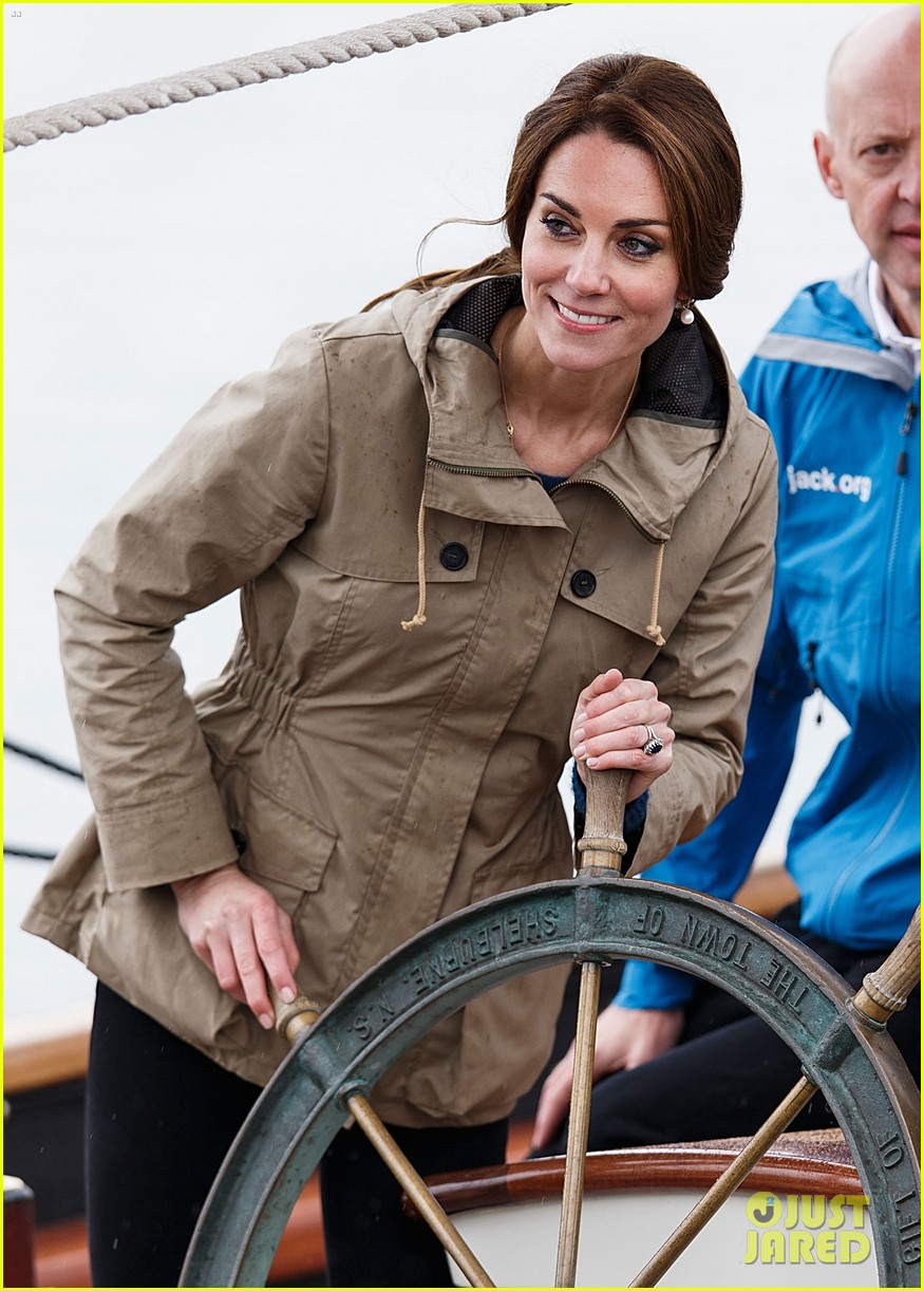 Prince William & Kate Middleton Wave Goodbye to Canada With Prince ...