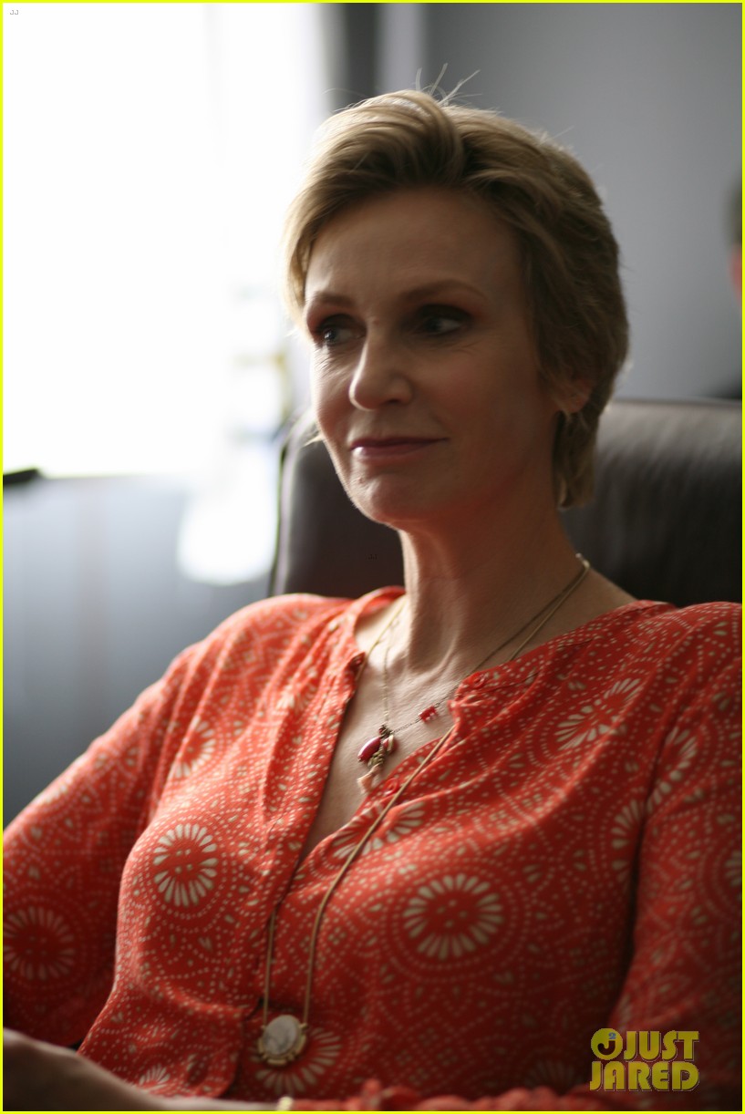 Johnny Simmons Goes Shirtless for 'Late Bloomer' Basketball Scene ...