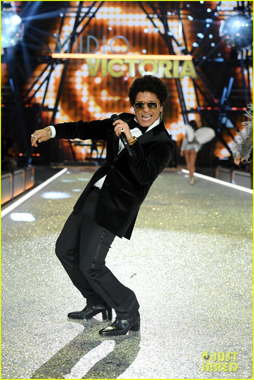 Bruno Mars Rocks the Runway at Victoria's Secret Fashion Show 2016 ...