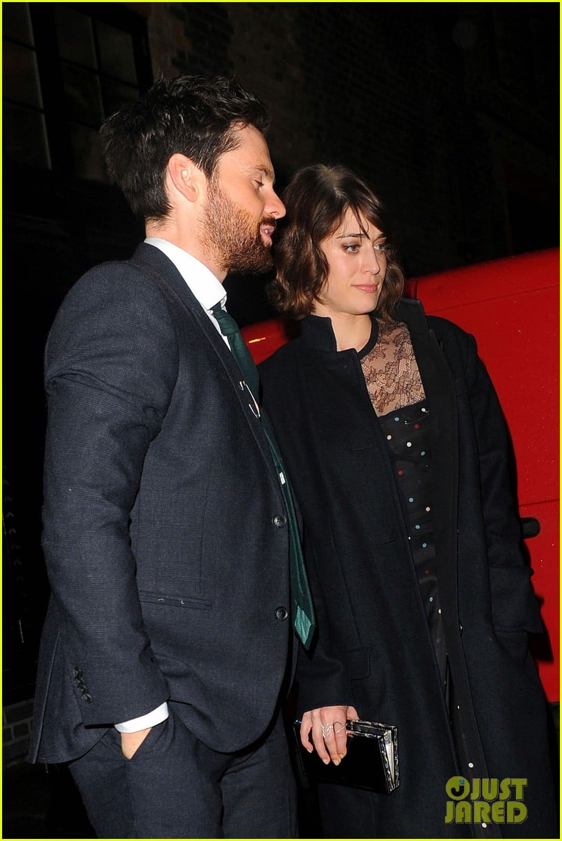 Lizzy Caplan & Fiance Tom Riley Enjoy Date Night in London: Photo ...