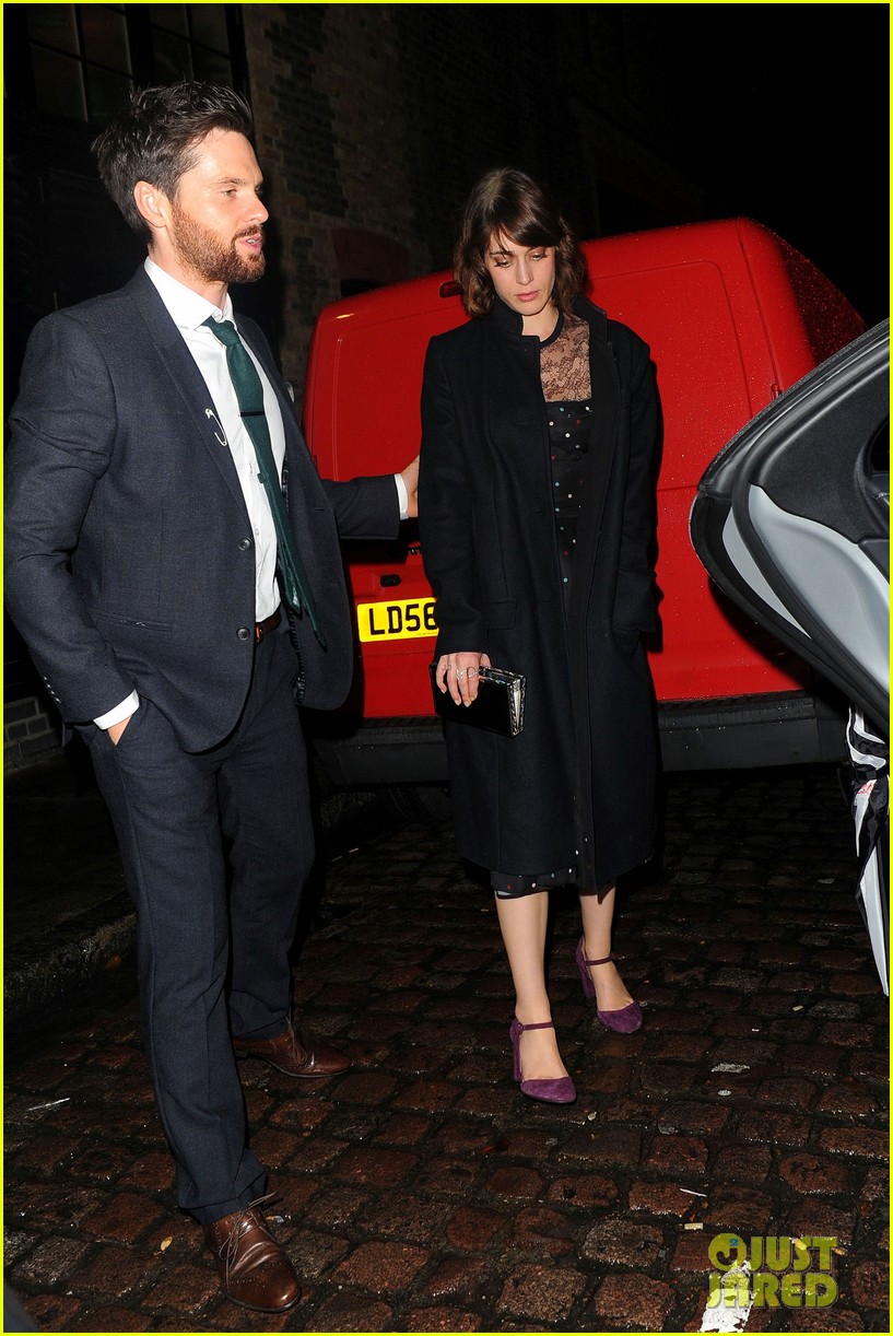 Lizzy Caplan & Fiance Tom Riley Enjoy Date Night in London: Photo ...