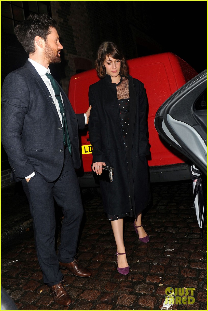 Lizzy Caplan & Fiance Tom Riley Enjoy Date Night in London: Photo ...