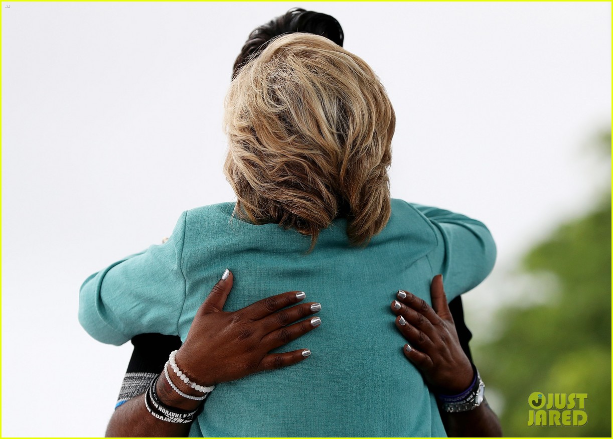 Hillary Clinton Speaks in Pouring Rain at Florida Rally!: Photo 3802752 ...