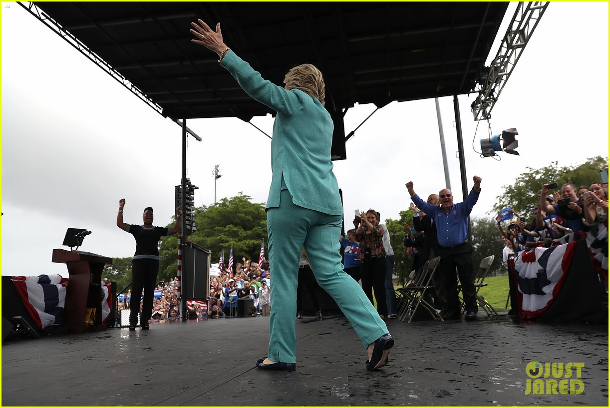 Hillary Clinton Speaks in Pouring Rain at Florida Rally!: Photo 3802753 ...