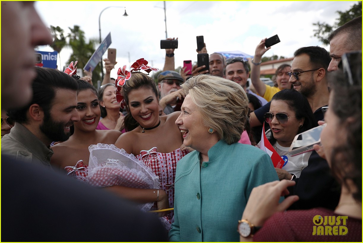 Hillary Clinton Speaks in Pouring Rain at Florida Rally!: Photo 3802754 ...