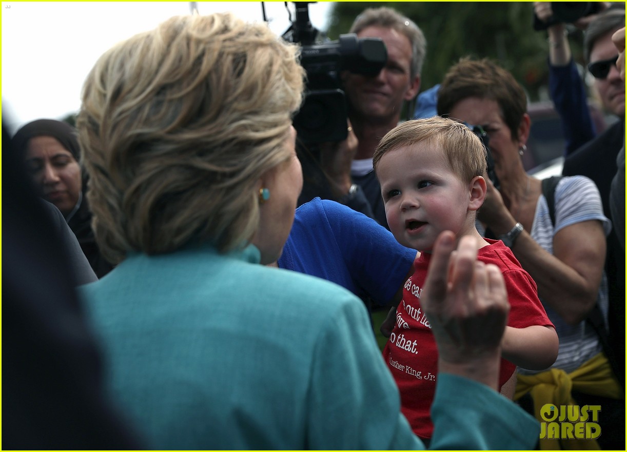 Hillary Clinton Speaks in Pouring Rain at Florida Rally!: Photo 3802757 ...