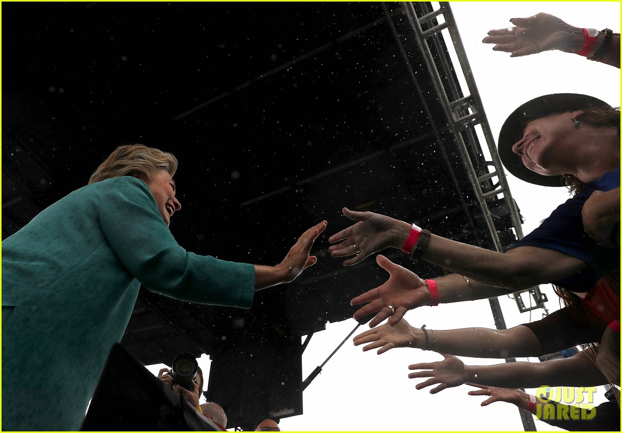 Hillary Clinton Speaks in Pouring Rain at Florida Rally!: Photo 3802764 ...