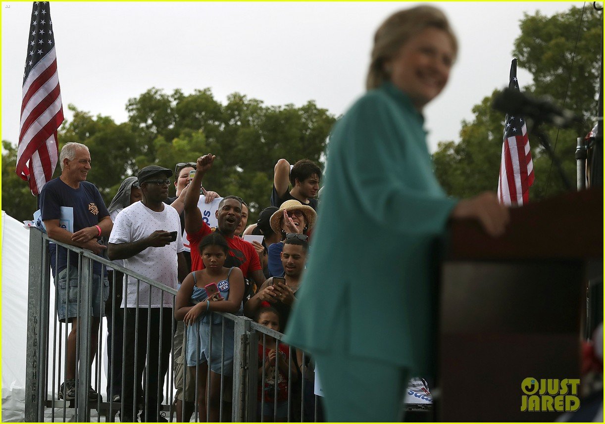 Hillary Clinton Speaks in Pouring Rain at Florida Rally!: Photo 3802765 ...