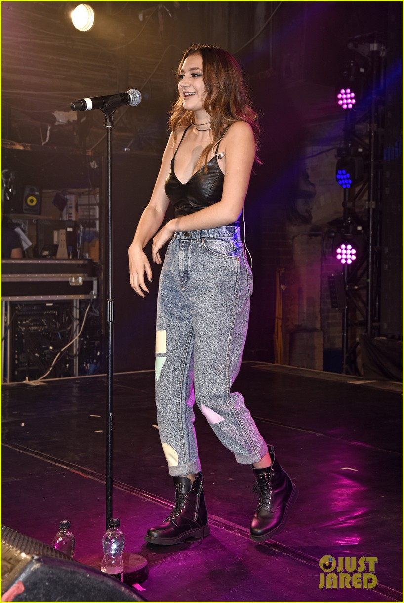 Singer Daya Slays London at Concert After Skydiving in Hawaii: Photo ...