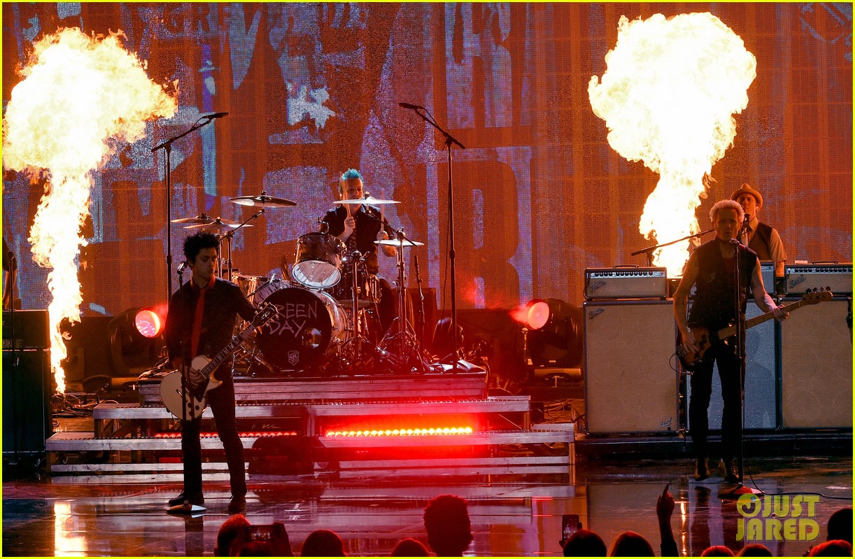 VIDEO: Green Day Makes Political Statement During AMAs 2016 Performance ...