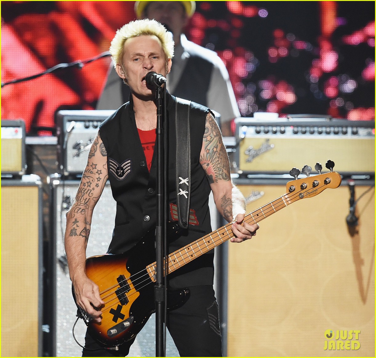 VIDEO: Green Day Makes Political Statement During AMAs 2016 Performance ...