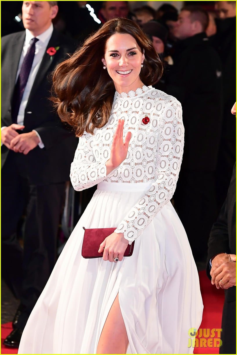Kate Middleton Pets 'A Street Cat Named Bob' at World Premiere (Video ...