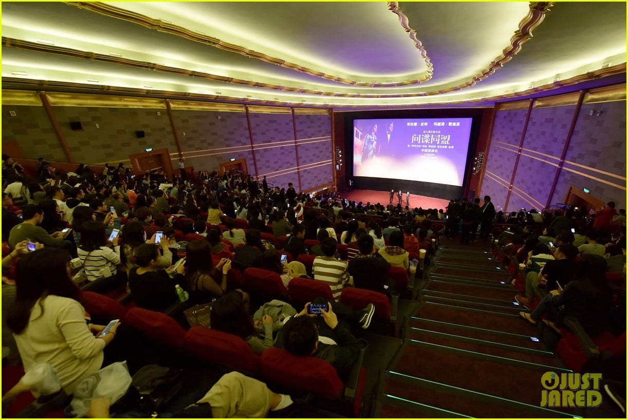 Brad Pitt Proves He is the Most Fan Friendly Guy Around!: Photo 3809383 ...