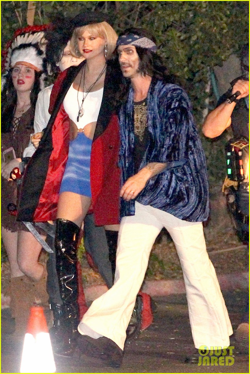 Behati Prinsloo Dresses as 'Pretty Woman' for Halloween Alongside Adam ...