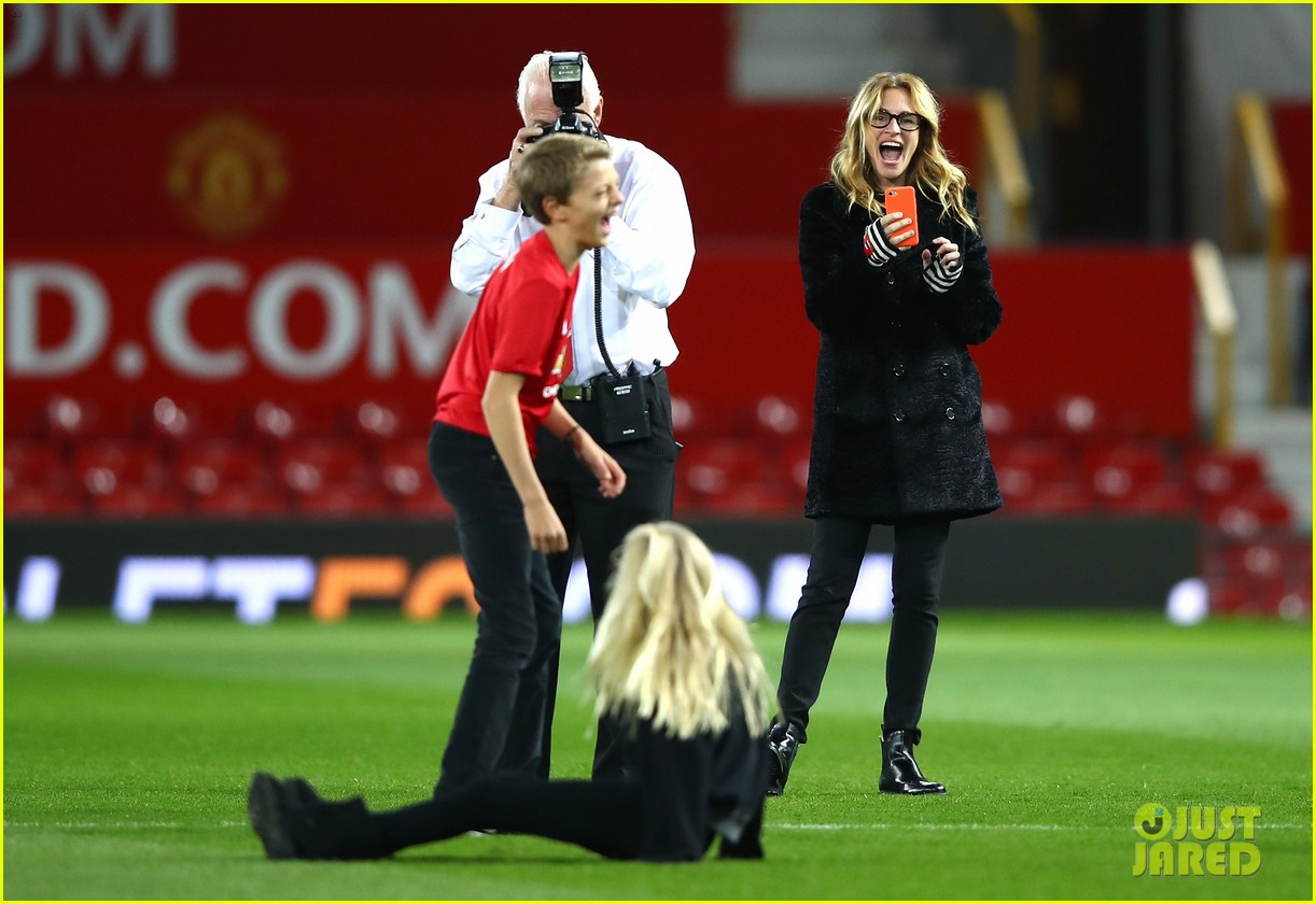 Julia Roberts Is the Best Soccer Mom, Takes Kids to Manchester United ...