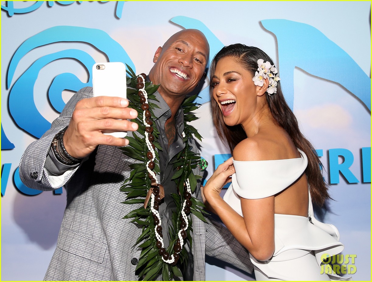 VIDEO: Dwayne Johnson & Lin-Manuel Miranda Perform 'You're Welcome' at 'Moana' Premiere: Photo ...