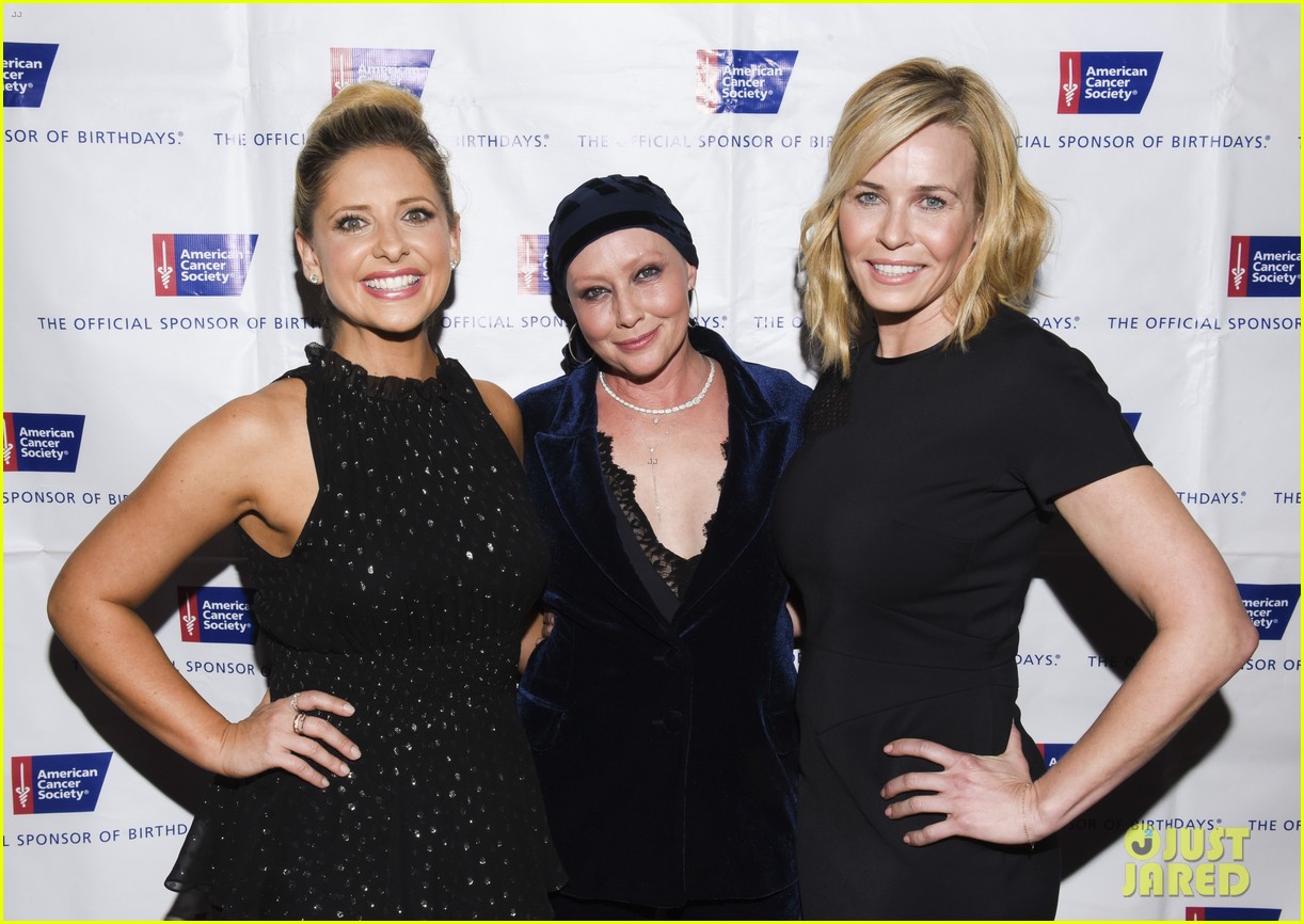 Sarah Michelle Gellar Presents Pal Shannen Doherty With Courage Award ...