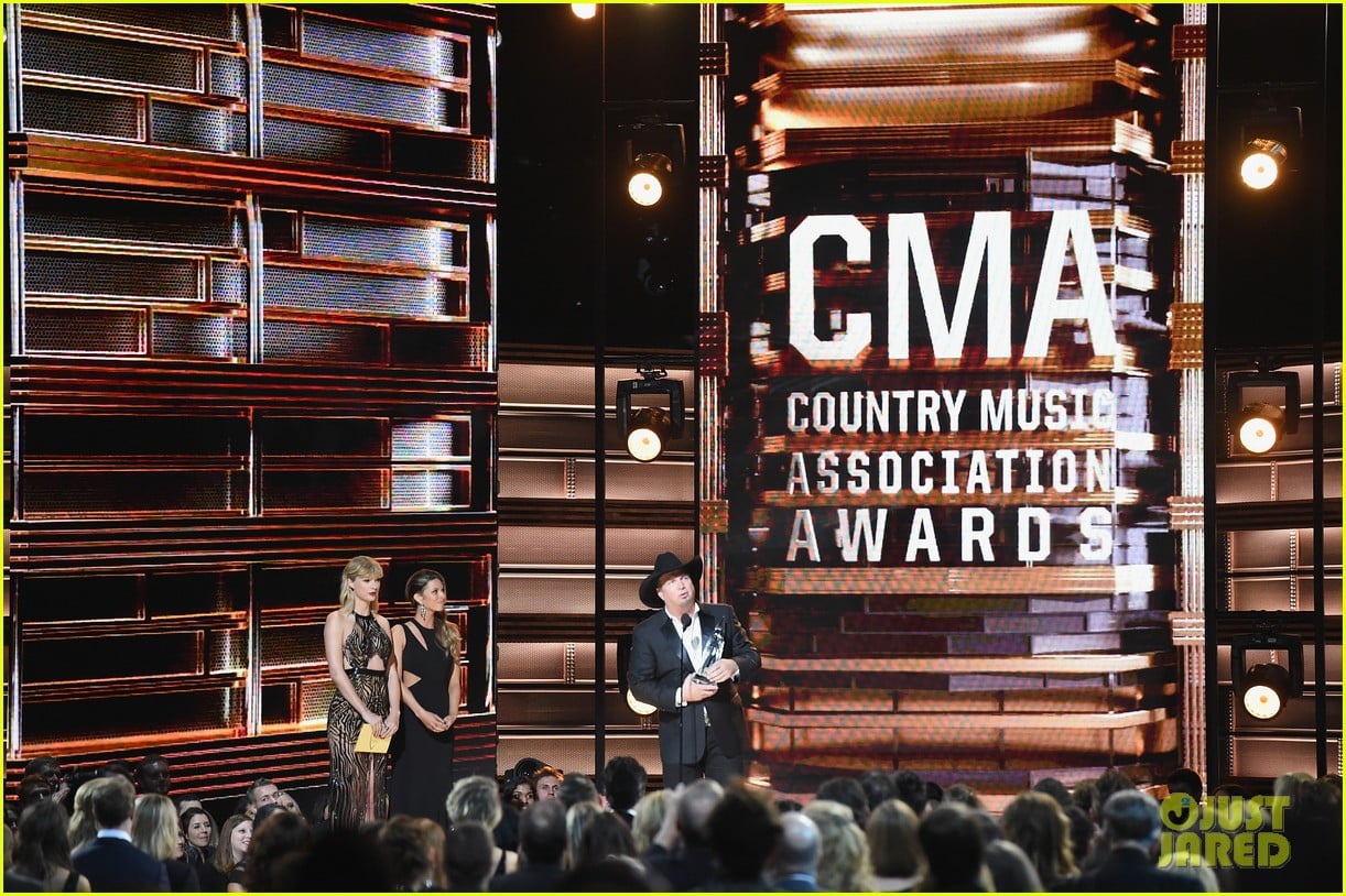 Taylor Swift Returns to the CMA Awards to Present Entertainer of the ...