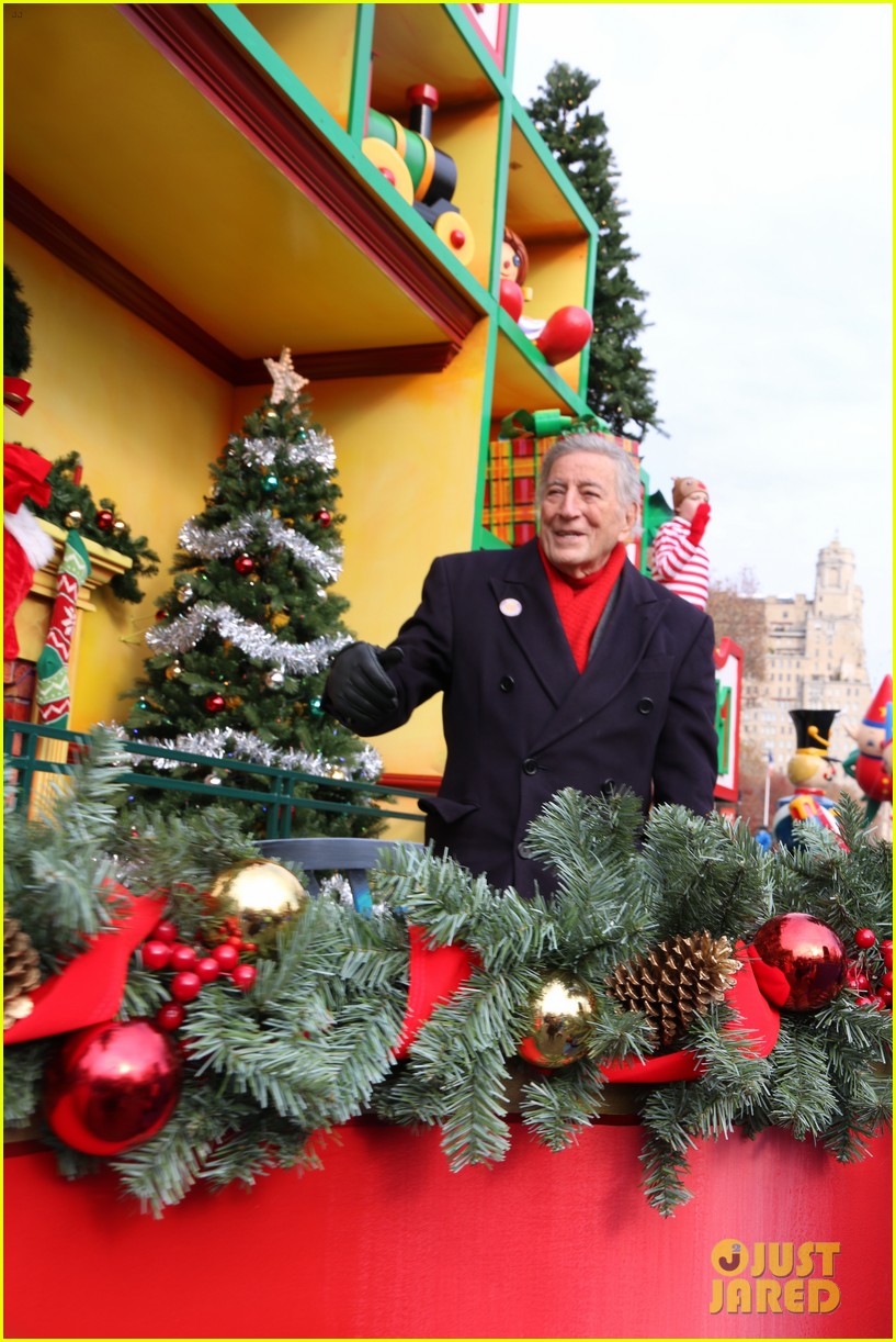 VIDEO: Tony Bennett Almost Falls During Macy's Parade & Miss Piggy ...