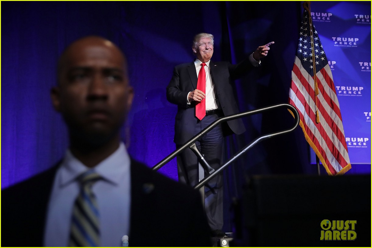 Donald Trump Rushed Off Stage by Secret Service During Rally: Photo ...