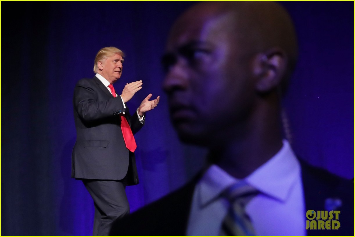 Donald Trump Rushed Off Stage by Secret Service During Rally: Photo ...