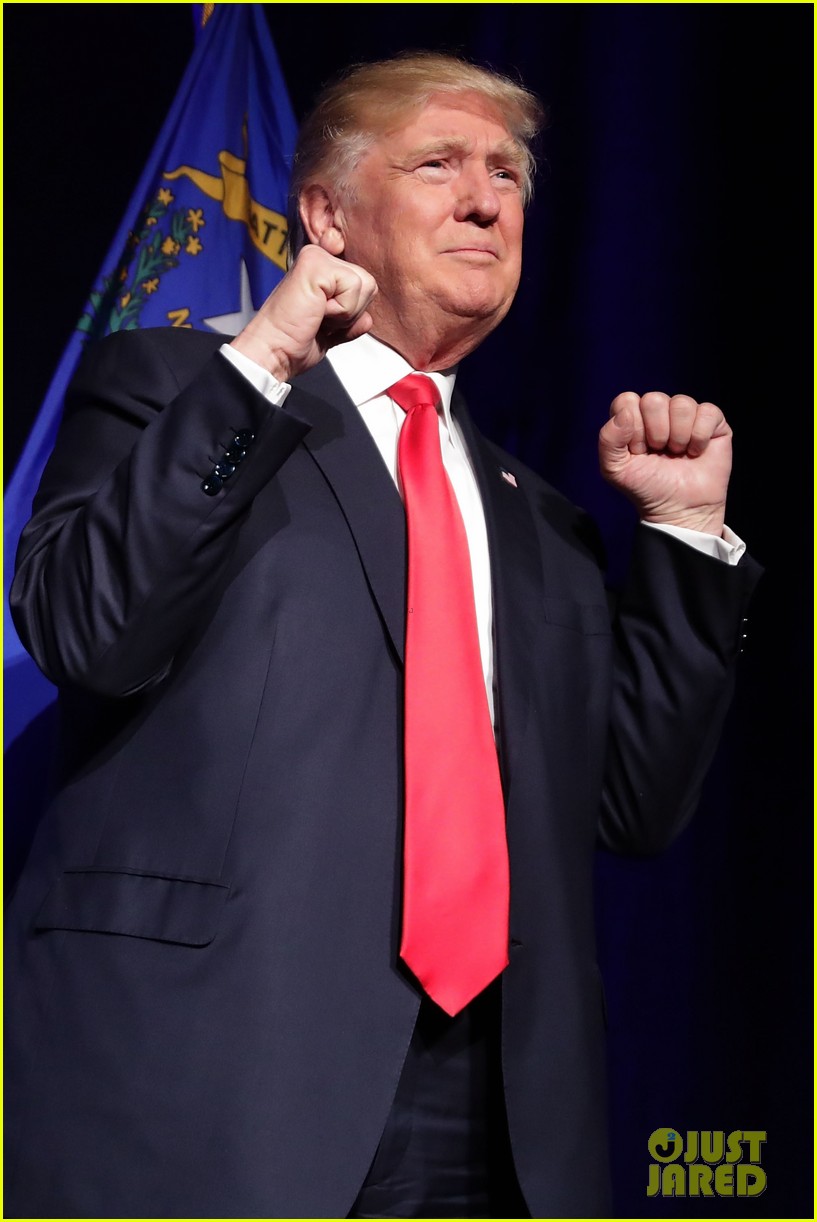 Donald Trump Rushed Off Stage by Secret Service During Rally: Photo ...