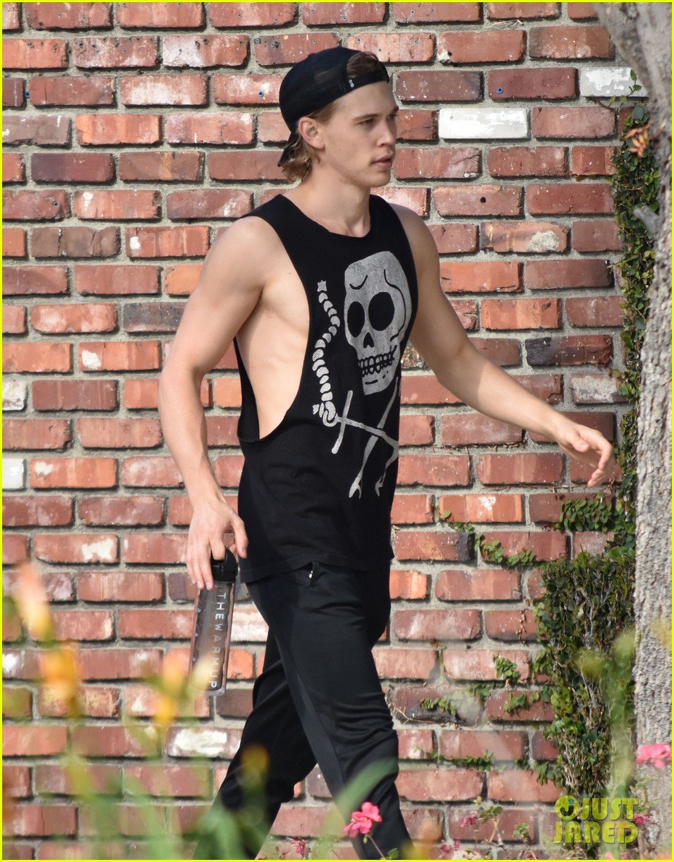 Austin Butler Flexes His Muscles Outside the Gym: Photo 3822568 ...